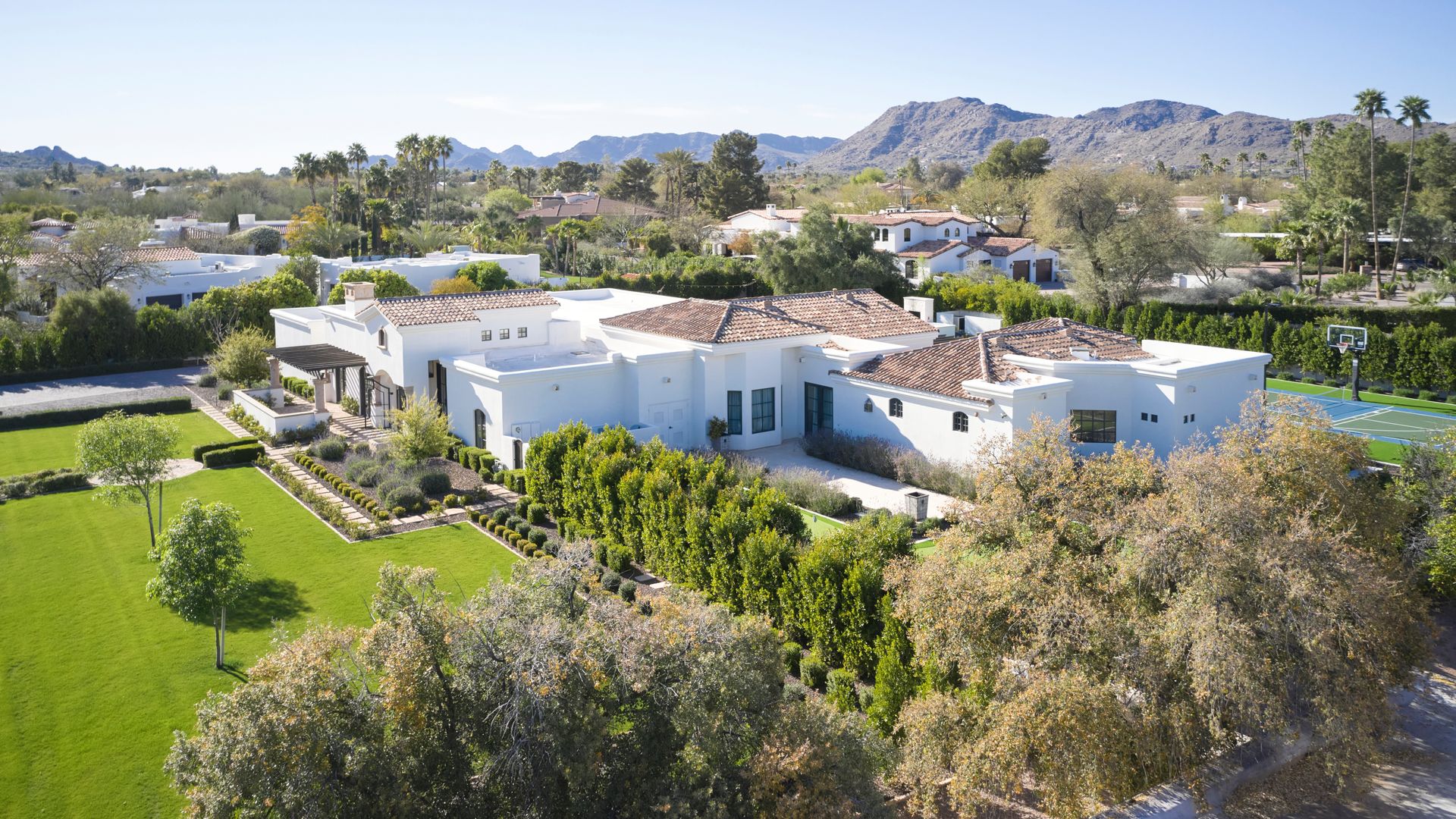 Rihanna's Debut California Residence Sells for a Stunning $15 Million ...